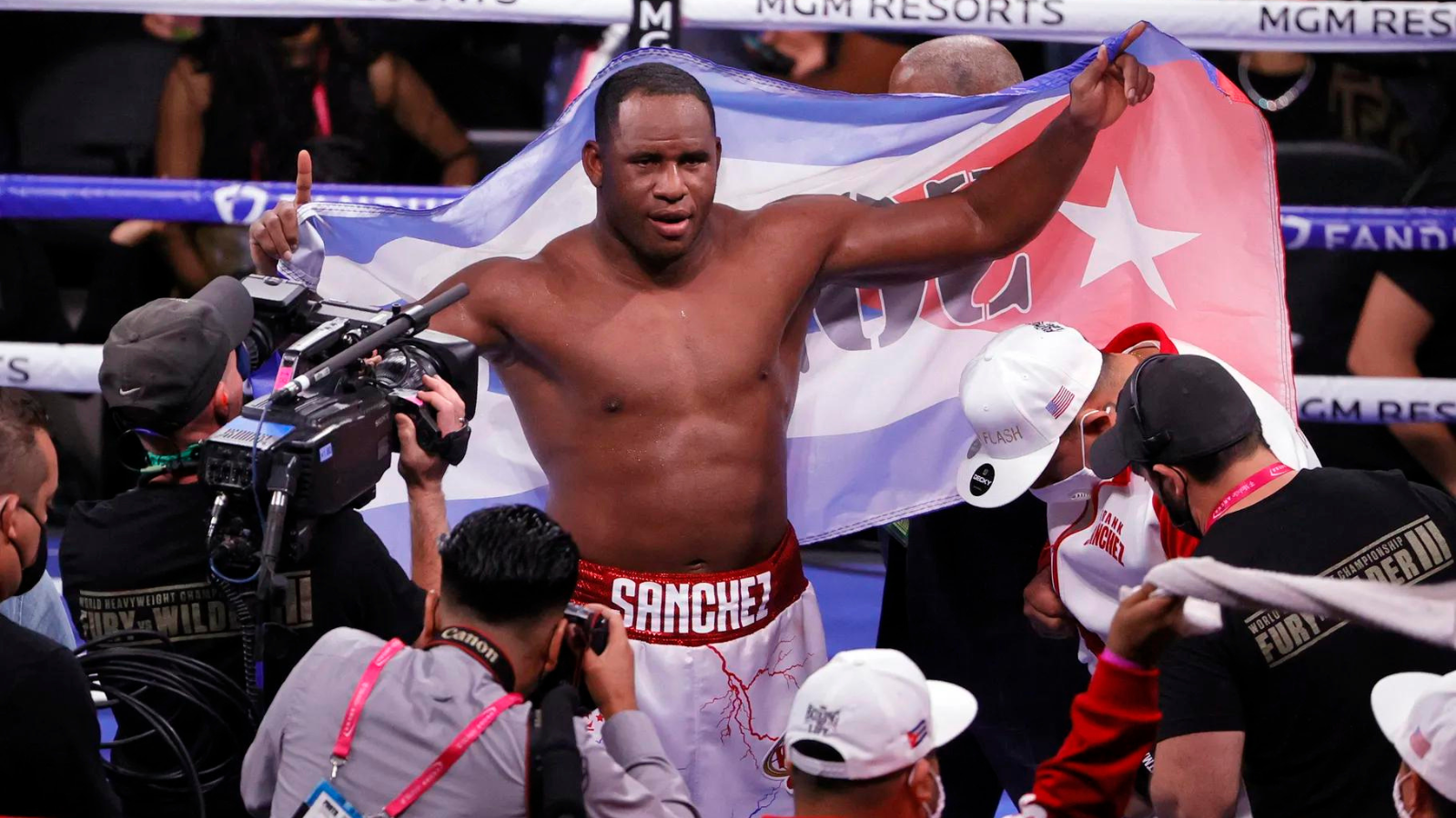 Sanchez Stops Negron In The 10th Round | Def Pen